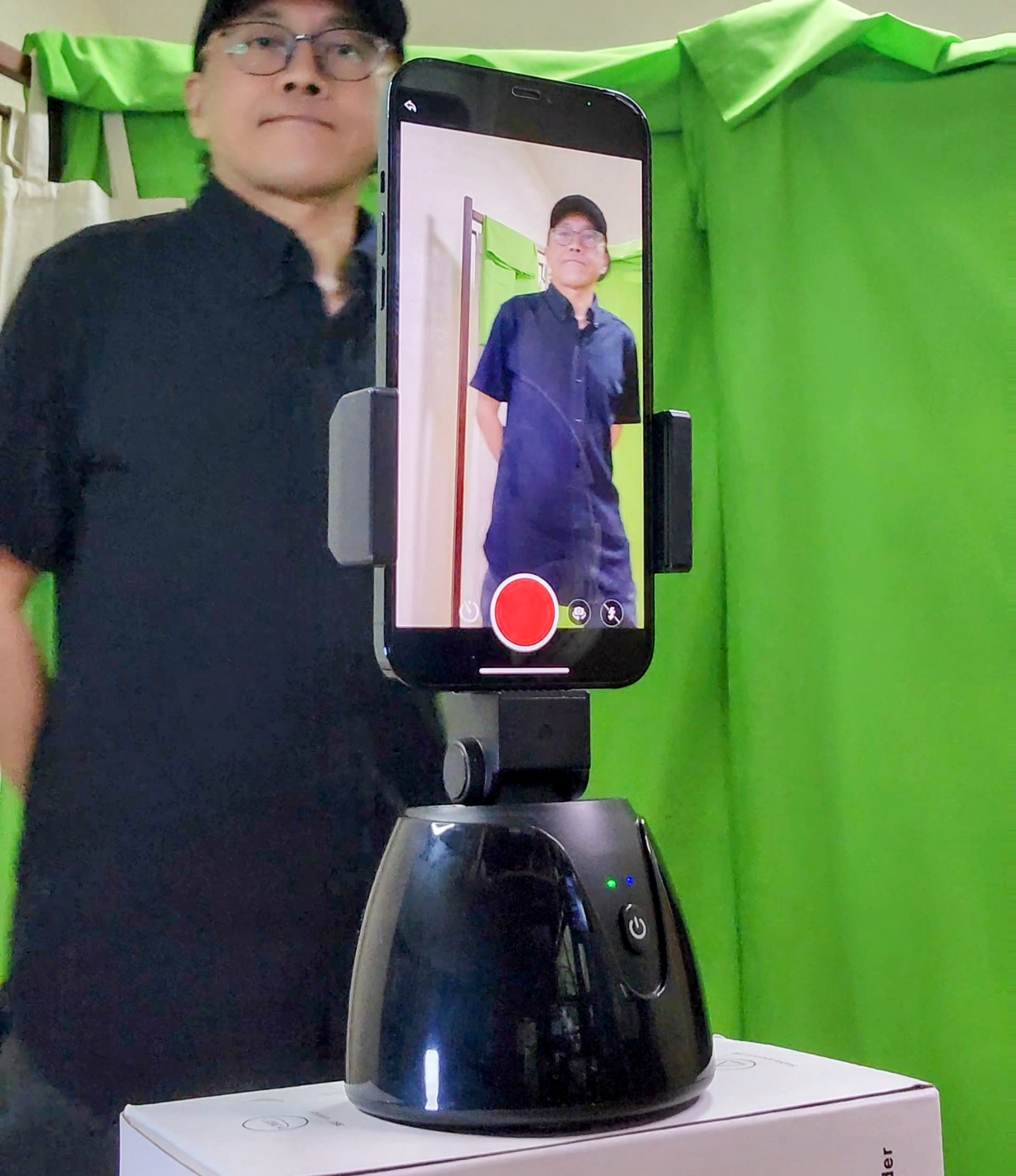 iFollowU 360-degree AI Phone Stand - Unboxing and Setup - Adrian Video ...
